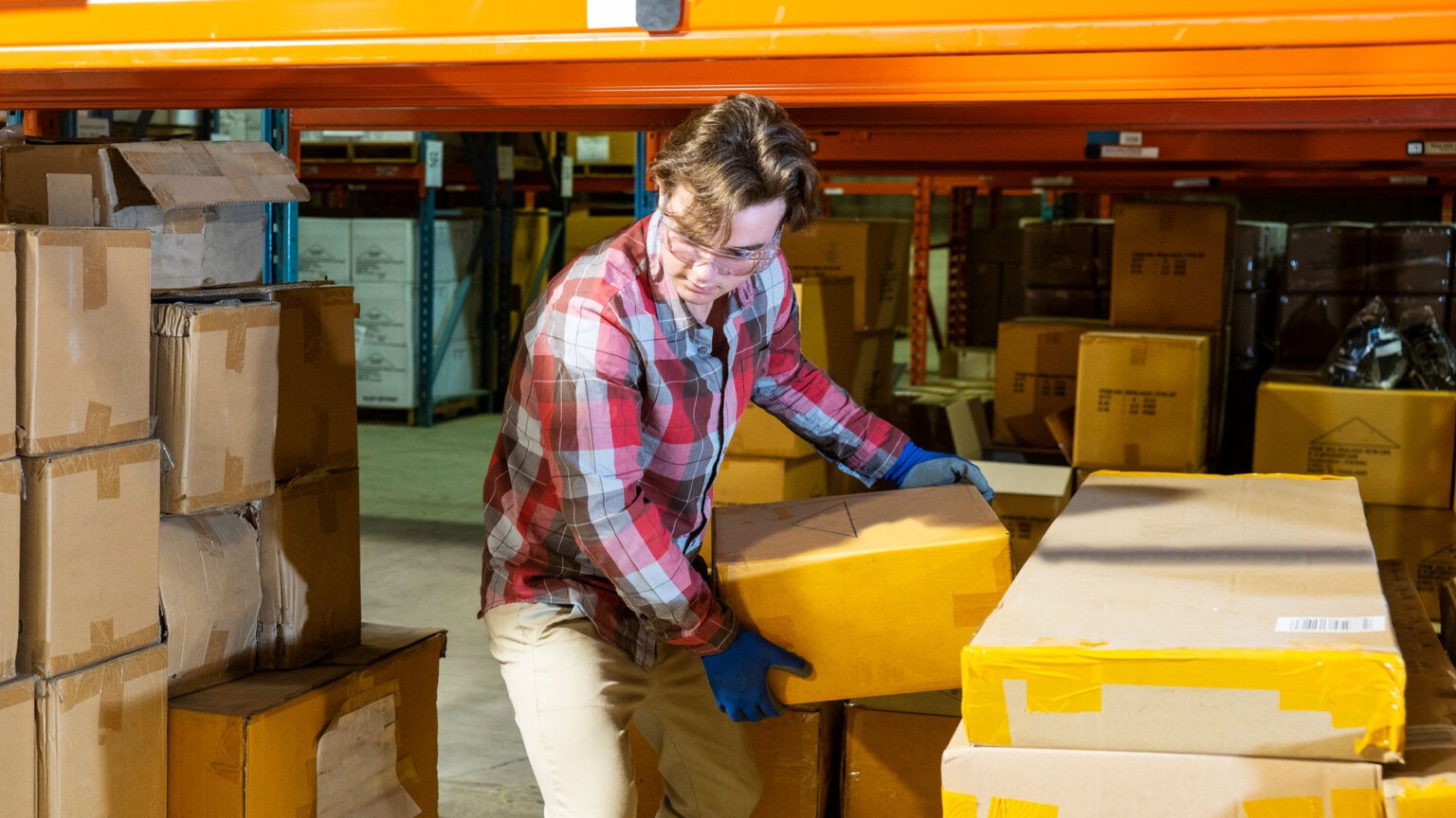 Manufacturing Ergonomics: Safety Meets Efficiency - Ergotronix